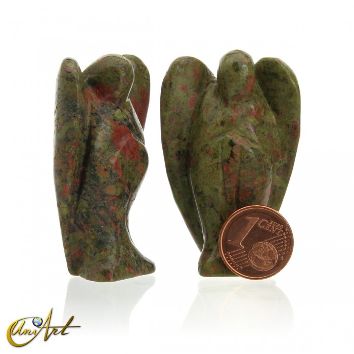 Ángel tallado en piedra natural de unakita.